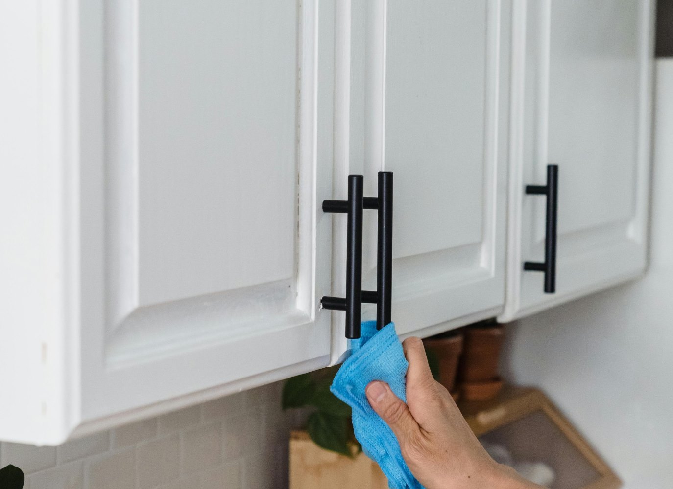 Expert Tips on How to Clean Kitchen Cabinets Effectively